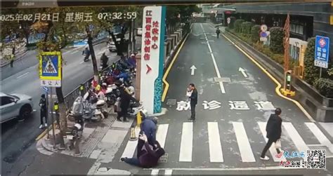 点赞！老人医院门口突然晕倒，幸好“他们”出手了