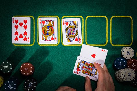 녹색 테이블에 카드 포커 개념입니다 손 순위 카테고리 로얄 플러시 겜블링 칩에 대한 스톡 사진 및 기타 이미지 겜블링 칩 남자 남자들만 Istock