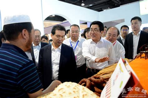 全国政协副主席王正伟参观名优产品暨海峡两岸特色商品博览会图 天水在线
