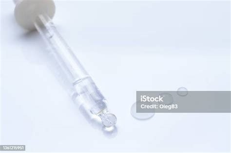 흰색 배경에 액체 방울이있는 유리 투명 항아리와 화장품 파이펫 러시아에 대한 스톡 사진 및 기타 이미지 러시아 방울 병