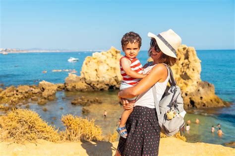 Praia Dos Arrifes Algarve 해변 Albufeira에서 아들과 함께하는 어머니 포르투갈 여름 관광 12 17