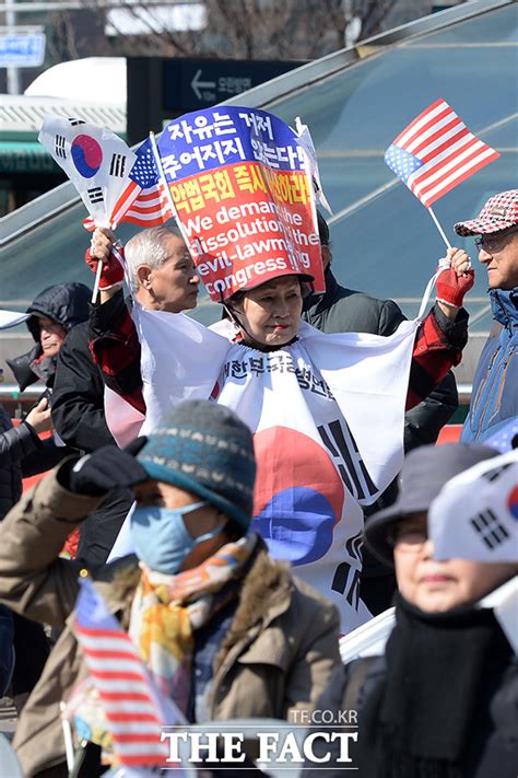 [tf포토] 성남서 펄럭이는 태극기·성조기 물결 포토 기사 더팩트
