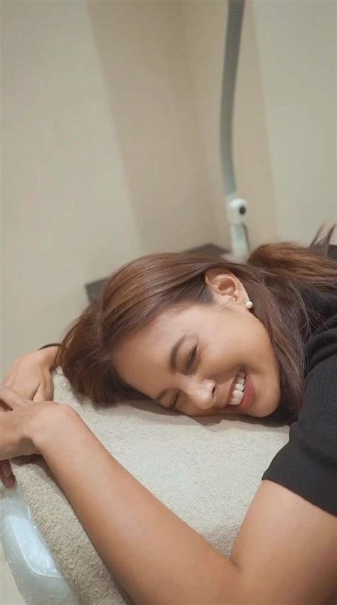 7 Momen Saat Aurelie Moeremans Hapus Tato