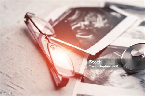 Phonendoscope 대 청진 기 및 안경 임신의 4와 20 주에 태아의 초음파 이미지에 거짓말 체 외 수정 개념에 Ivf입니다 관찰입니다 선택적 초점입니다 0명에 대한