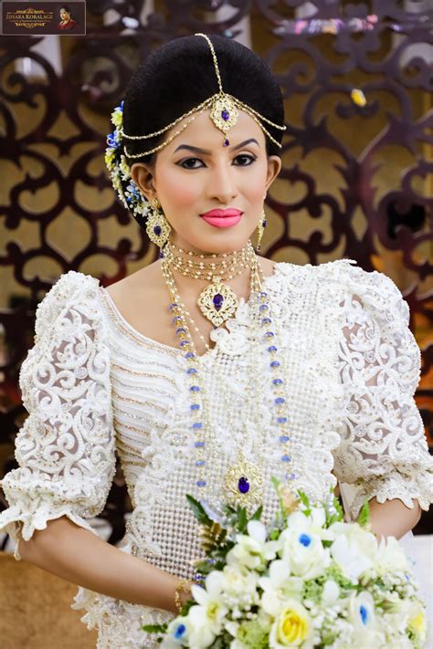 Ishara Koralage Bridal House And Saree Mandheer Modern Kandyan Bride Nishadi With Her Team උඩරට