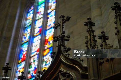 스테인드 글라스 창문 배경이 있는 밀라노 대성당 내의 다양한 십자가의 나무 조각 밀라노 대성당에 대한 스톡 사진 및 기타 이미지 밀라노 대성당 실내 0명 Istock