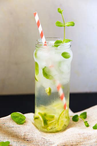 얼음 석 회와 어두운 배경에 민트 칵테일 모 히 토 사이드 뷰입니다 근접 촬영 0명에 대한 스톡 사진 및 기타 이미지 0명 감귤류 과일 검은색 Istock