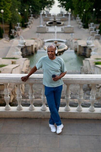 Retrato Exterior Del Hombre Negro Foto Gratis