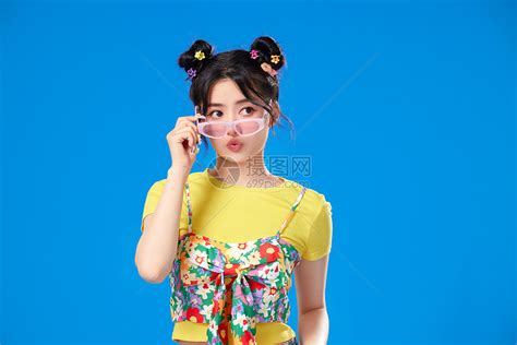 彩色背景活泼美女形象高清图片下载 正版图片507719190 摄图网