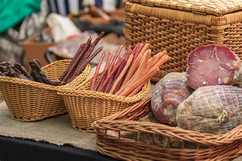 고기 다양한 소시지 삶은 돼지 고기 훈제 고기 건강한 요리의 다양한 프리젠 테이션 요리 뷔페 0명에 대한 스톡 사진 및 기타 이미지 Istock