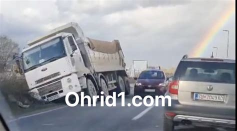 ВИДЕО Камион излета од пат од Струга за Мороишки мост Ohrid1