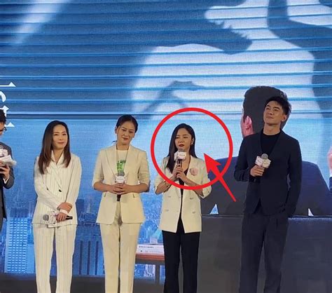 30岁谭松韵不再扮美！打扮时尚出席活动却遭吐槽，这身高我看愣了和林角色气质