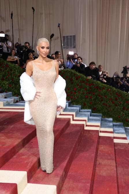 Fue todo un desafío El video de Kim Kardashian que muestra cómo se metió en el vestido de
