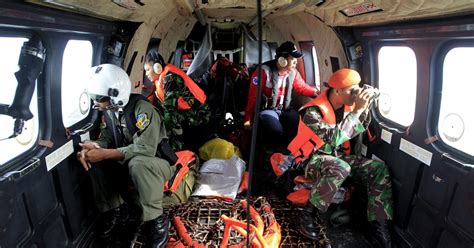 Airasia Rescue Crews Spot Four Large Objects Underwater