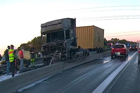 Lkw Geht In Flammen Auf A39 Richtung Hamburg Gesperrt Mopo