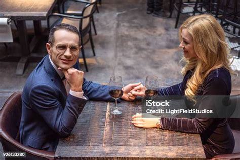 레스토랑에서 와인을 마시는 동안 손을 잡고 행복 한 성인 커플 2명에 대한 스톡 사진 및 기타 이미지 2명 남자 친구