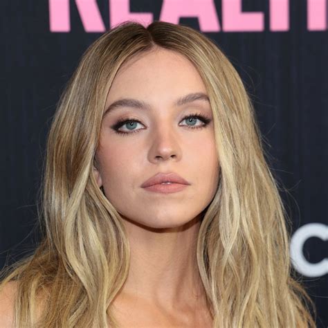 تجربة مكياج مميزة أفكار السفر للعيون الزرقاء بأسلوب سيدني سويني مجلة هي