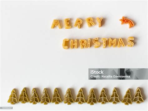 메리 크리스마스와 흰색 배경에 원시 밀 파스타로 만든 크리스마스 트리의 행을 레터링 플랫 레이 상단 보기 겨울 예술 식품 개념 0명에 대한 스톡 사진 및 기타 이미지