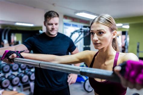 헬스 클럽에서 코치와 웨이트 트레이닝을 하는 운동 여성 2명에 대한 스톡 사진 및 기타 이미지 2명 강사 계획 Istock