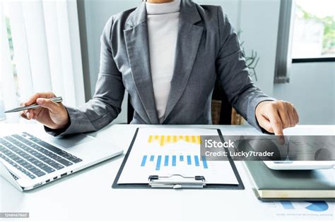비즈니스 우먼은 도전적인 비즈니스 목표를 설정하고 목표를 달성할 준비가 된 차트를 분석했습니다 가정의 방에 대한 스톡 사진 및