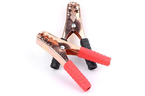 흰색 배경에 절연된 구리 배터리 단자 자동차 배터리 전기 클램프 검정색과 빨간색 전기 커넥터 계기판 측정기에 대한 스톡 사진 및 기타 이미지 Istock