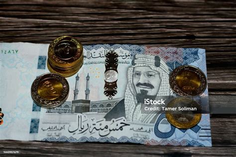 500 Sar 500 사우디 아라비아 리얄 현금 돈 지폐 사우디 리얄 동전 더미 1 및 2 리얄 특징 살만 빈 압둘아지즈 알 사우드 왕과 압둘아지즈 왕 사우디 화폐 환율