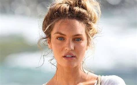 Candice Swanepoel Posa Com Camiseta Branca Molhada Vogue Gente