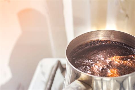 뜨거운 맛 있는 음료를 준비 하는 바리 스타 구리 터크에서 Cezve에 작은 화재에 커피에 대 한 물 종 기 커피 터크 유기