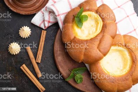 검은 콘크리트 배경과 린넨 직물에 커피 한 잔과 사워 크림 빵 상단 보기 평평한 평지 클로즈업 갈색에 대한 스톡 사진 및 기타