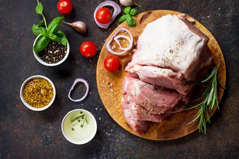 마 생고기 체리 토마토와 돌 또는 슬레이트 백그라운드에 다양 한 향신료에 돼지고기 등심 복사 공간 평면 위치 최고의 전망입니다 0명에 대한 스톡 사진 및 기타 이미지