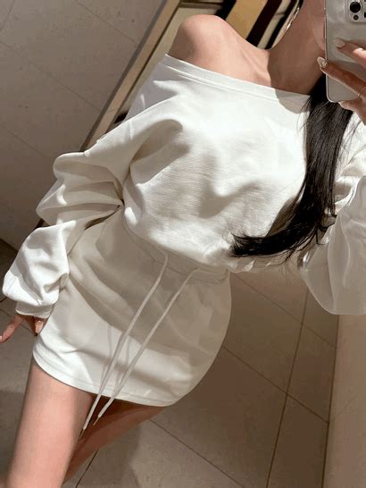 [투피스 무조건소장🎀] 핏예쁨 오프숄더 맨투맨 쭈리 미니스커트 트레이닝투피스 2color 강력추천 에이블리