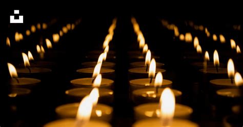 검은 금속 캔들 홀더에 양초 사진 Unsplash의 무료 초 이미지