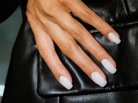 Денежный маникюр на ноябрь 2025 цвета и дизайны которые притянут энергию изобилия Marieclaire