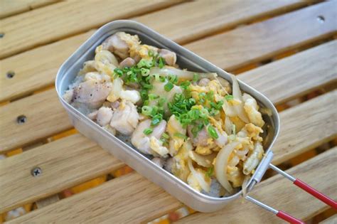 たけだバーベキューさん考案！おしゃれ飯ごう「メスティン」で親子丼 レシピ フード・レシピ Mart[マート]公式サイト 光文社