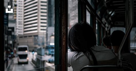 기차에 앉아 흰 셔츠를 입은 여자 사진 Unsplash의 무료 홍콩 이미지