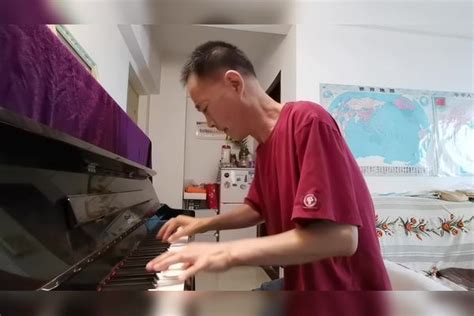 《游击队歌》（即兴演奏：大叔钢琴）《游击队歌》由贺绿汀作词作曲，创作于1937年。1937年贺绿汀随抗日救亡演剧队到达山西临汾八路军办事处