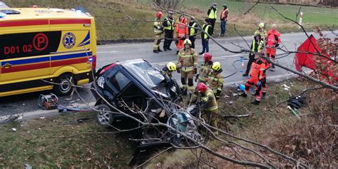 Uciechów Tragiczny wypadek na drodze wojewódzkiej Zginęły trzy osoby
