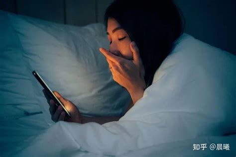 长期在睡前玩手机的人，会付出啥代价？医生：或要承担这6种痛苦 知乎