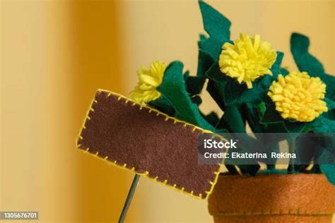 노란색 수제 화분으로 된 산들비의 브라운 클리어 펠트 토퍼 픽은 노란색 직물 드레이프 배경에 있습니다 공간을 복사합니다 0명에 대한 스톡 사진 및 기타 이미지 Istock