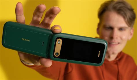 První dojmy z nového provedení tlačítkového mobilu Nokia 2660 Flip ...