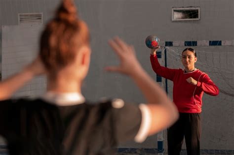 Sicht Auf Handballspieler Auf Dem Platz Kostenlose Foto