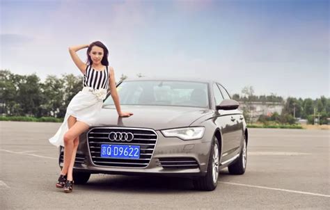 Скачать обои взгляд красивая девушка позирует над машиной авто