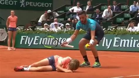 Roland Garros Dzumhur Arrolla A Un Recogepelotas