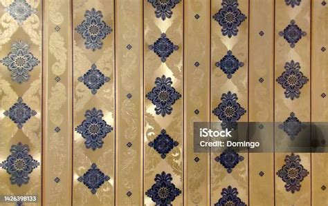 바로크 양식의 장식품과 빈티지 배경을위한 반짝이는 질감으로 장식적인 진한 파란색 패턴의 고급스러운 메탈릭 골드 벽지 0명에 대한 스톡 사진 및 기타 이미지 Istock