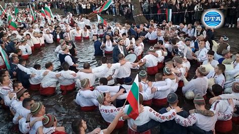 Стотици се включиха и тази година в традиционното мъжко хоро във водите на река Тунджа в Калофер