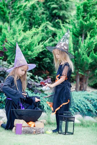 행복 한 여자 잭 호박 할로윈 의상입니다 과자 안 주면 장난칠 거예요 10월에 대한 스톡 사진 및 기타 이미지 10월 가을 거미 Istock