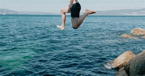 절벽에서 바다로 뛰어내리는 남자 사진 Unsplash의 점프하는 사람 이미지