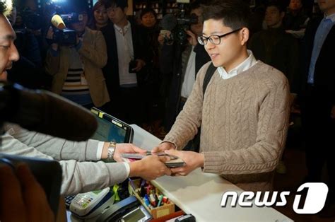 르포 조성진 쇼팽콩쿠르 음반 사자발매 첫날 장사진 뉴스1