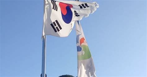 찢어진 태극기·창원시기에 주민 눈살 창원시 관리 이래도 되나