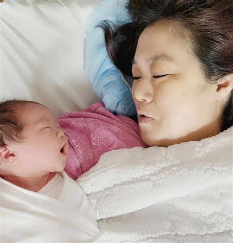 43세 이재은 출산 직후 딸 얼굴 공개 건강하게 행복하자 네이트 연예
